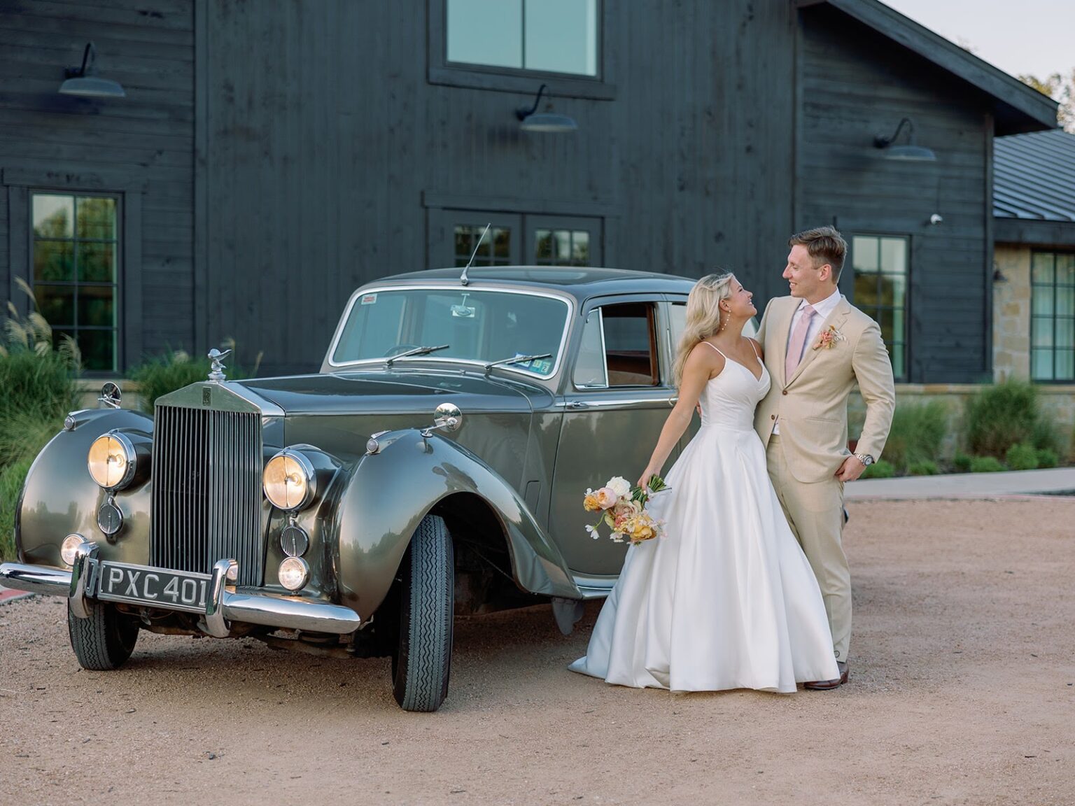 A Golden Hour Soiree | Vibrant Summer Wedding Florals | Nicole and ...